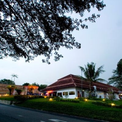 Loewen Cluster on Dempsey Hill Revealed as Site of Chanel Cruise 2014 ...