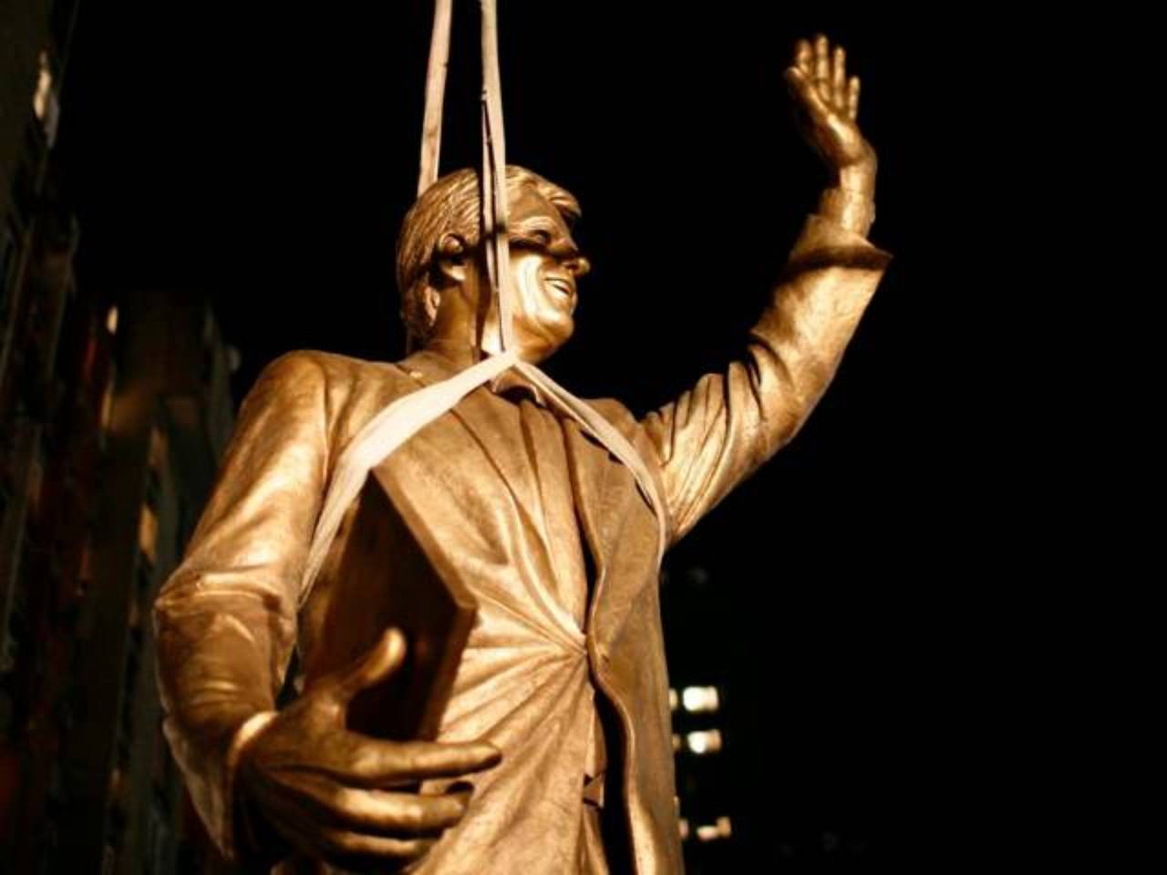 Bill Clinton Statue in Kosovo | SENATUS